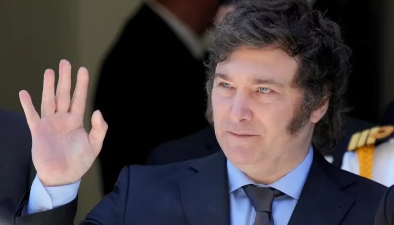Milei favorece a Clarín con una compra millonaria de libros escolares ...