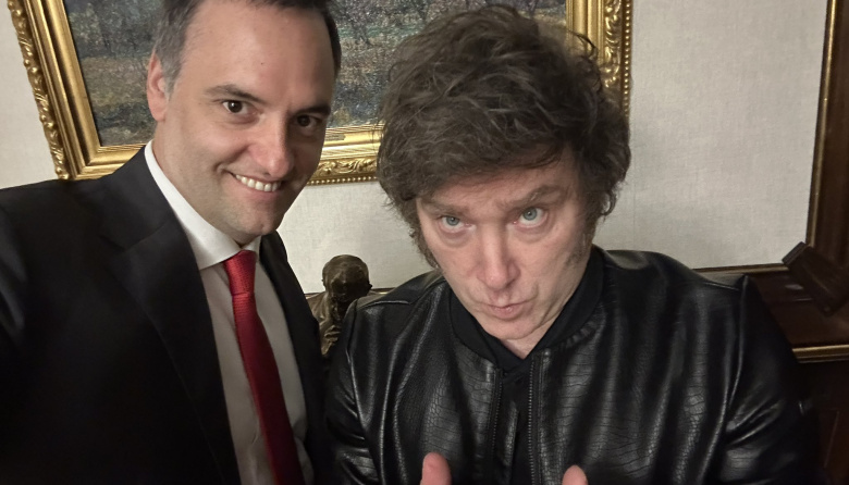 Milei presenta su nuevo libro con show musical y funcionarios en escena ...